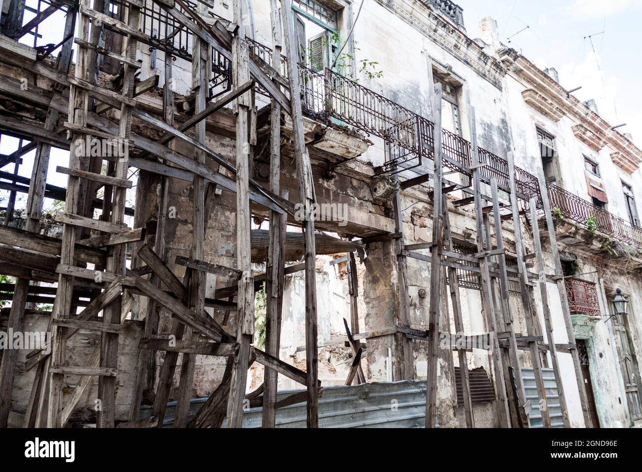 Havana dangerous building hi-res stock photography and images - Alamy
