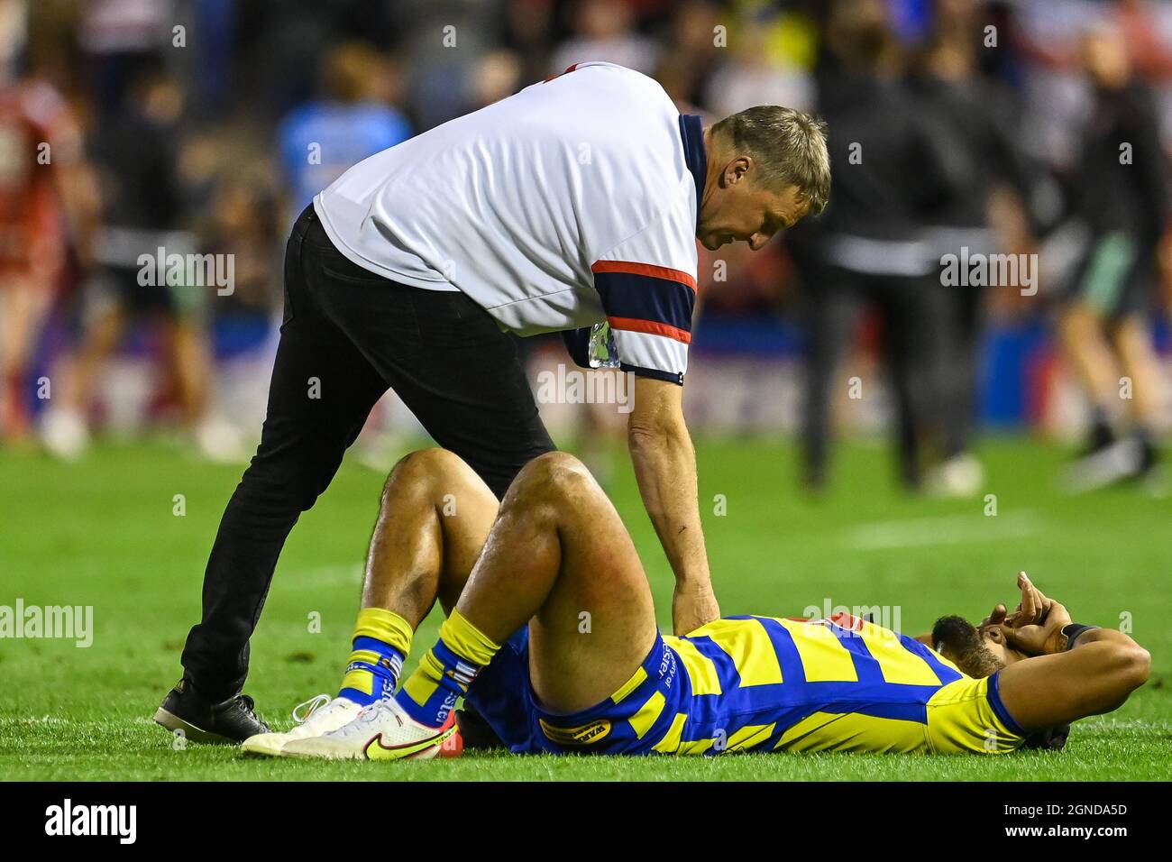 Tony Smith Head Coach of Hull KR shakes hands with Sitaleki Akauola (20 ...