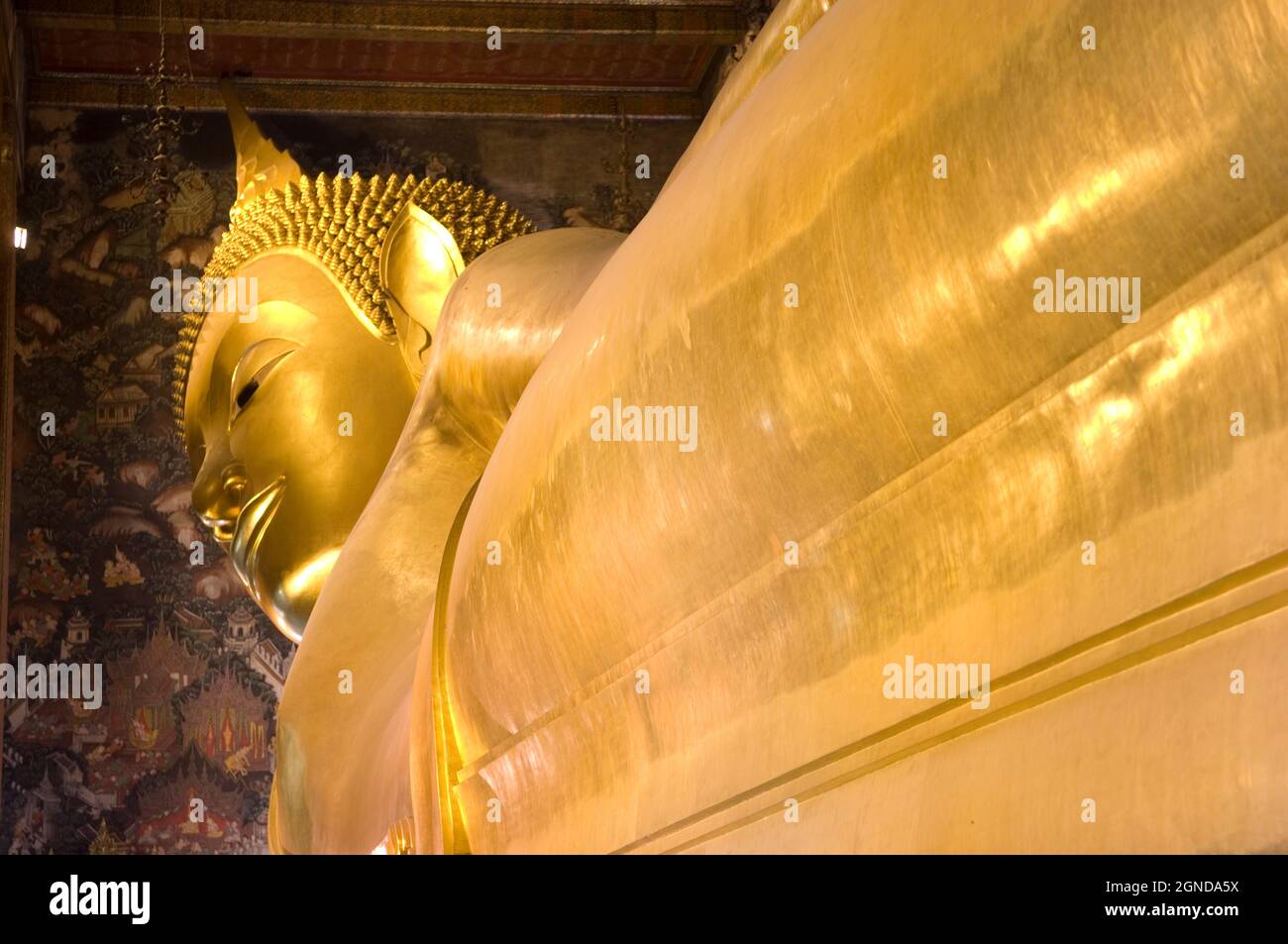 Gold statue hi-res stock photography and images - Alamy