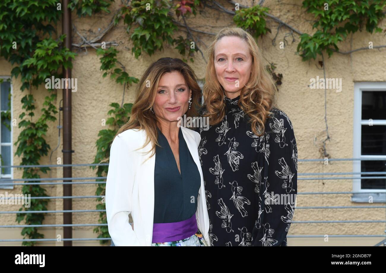 Munich, Germany. 24th Sep, 2021. Actresses Daniela Kiefer (l) and Anja ...