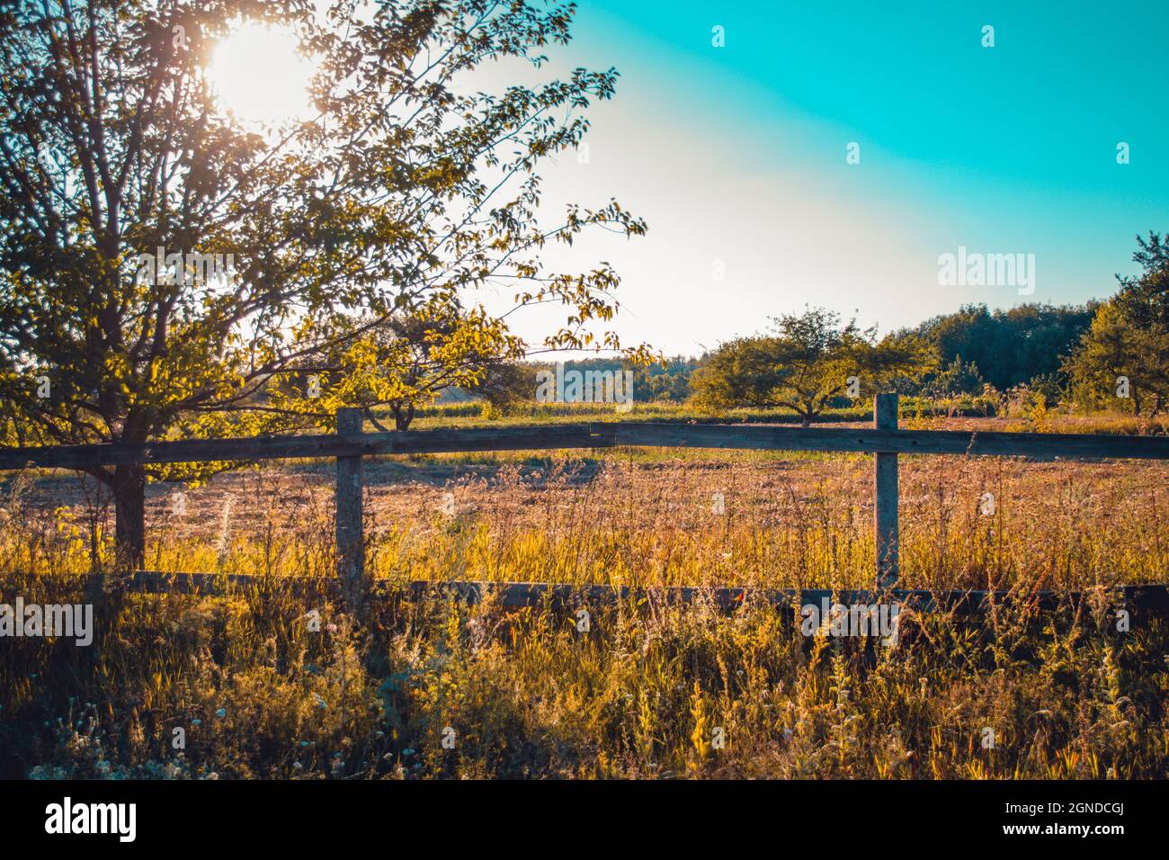 Sun setting with fence hi-res stock photography and images - Alamy