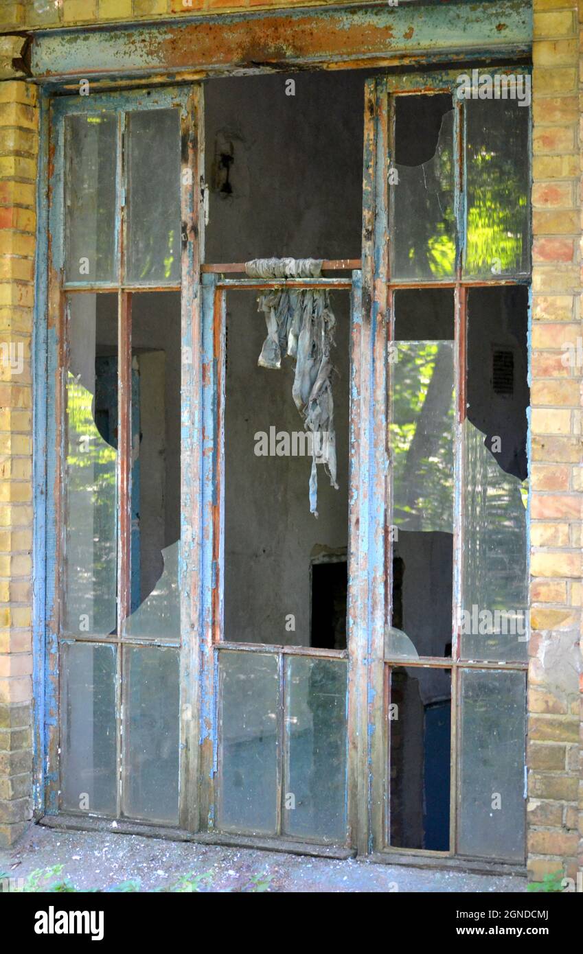 Old broken window Stock Photo - Alamy