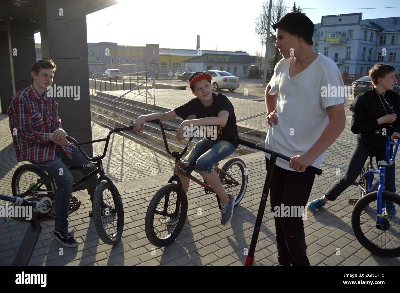 Teens shopping mall hi-res stock photography and images - Alamy