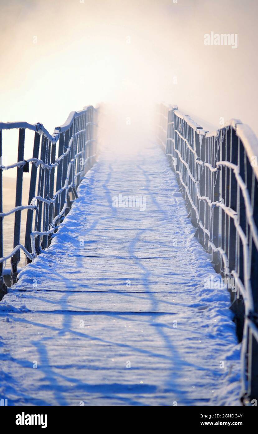 Frost covered bridge hi-res stock photography and images - Alamy
