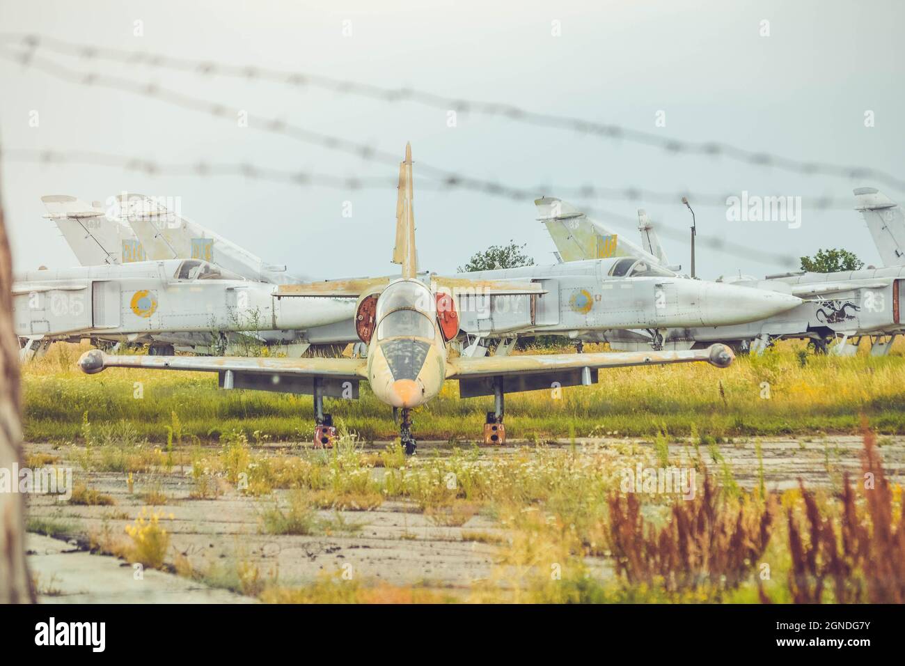 Aircraft airfield hi-res stock photography and images - Alamy