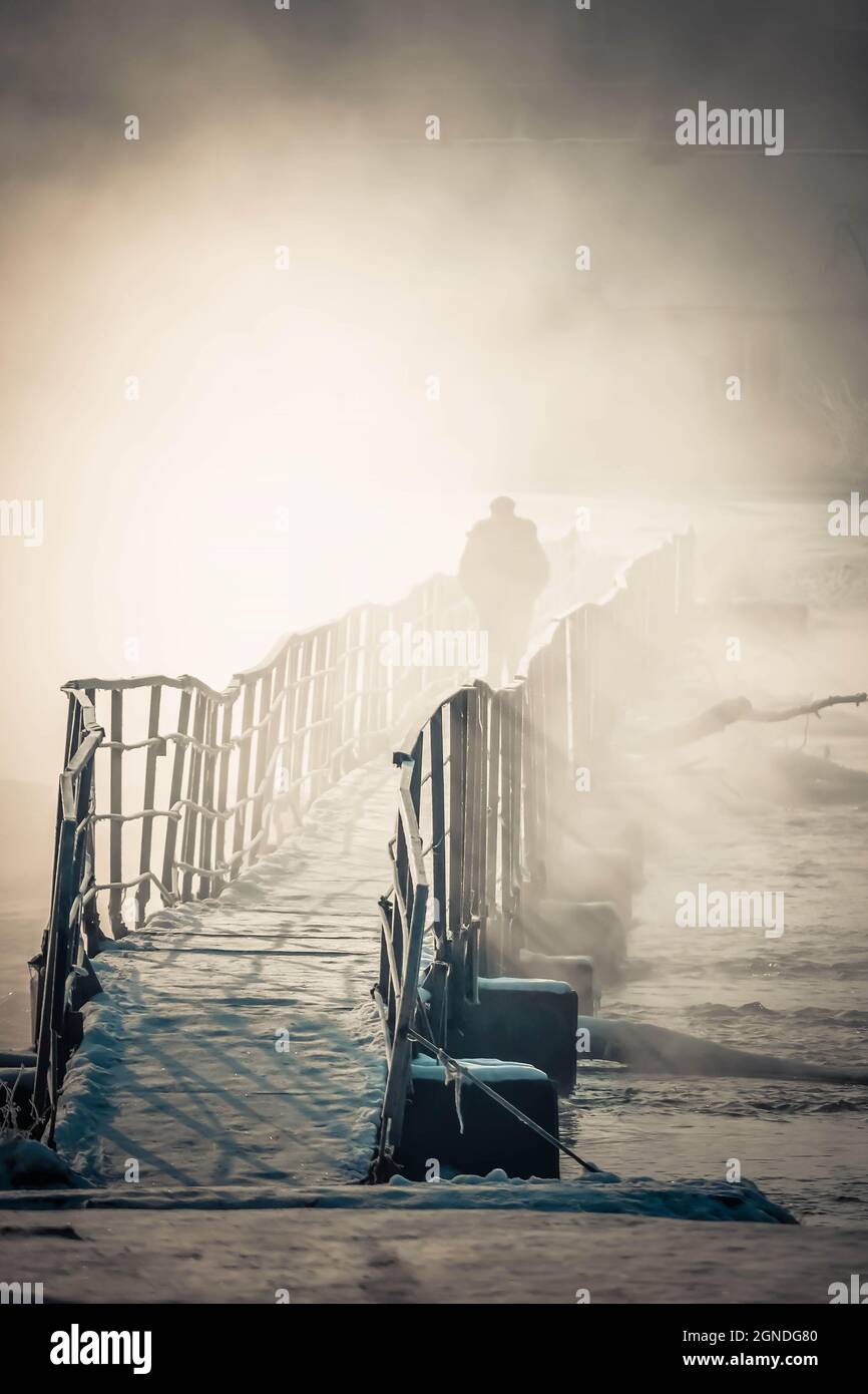 Frost covered bridge hi-res stock photography and images - Alamy