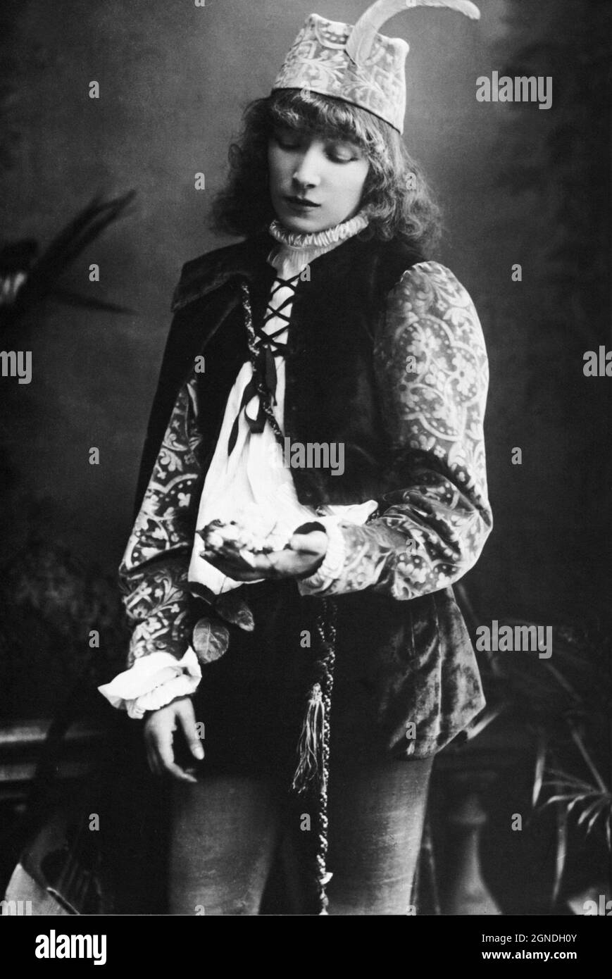1890 ca., FRANCE : The celebrated french actress SARAH BERNHARDT ( 1844 ...