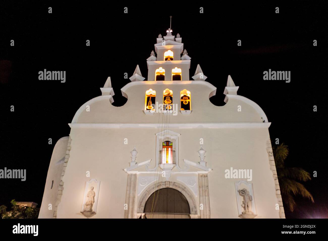 Night view of Iglesia de Santiago church in Merida, Mexico Stock Photo ...