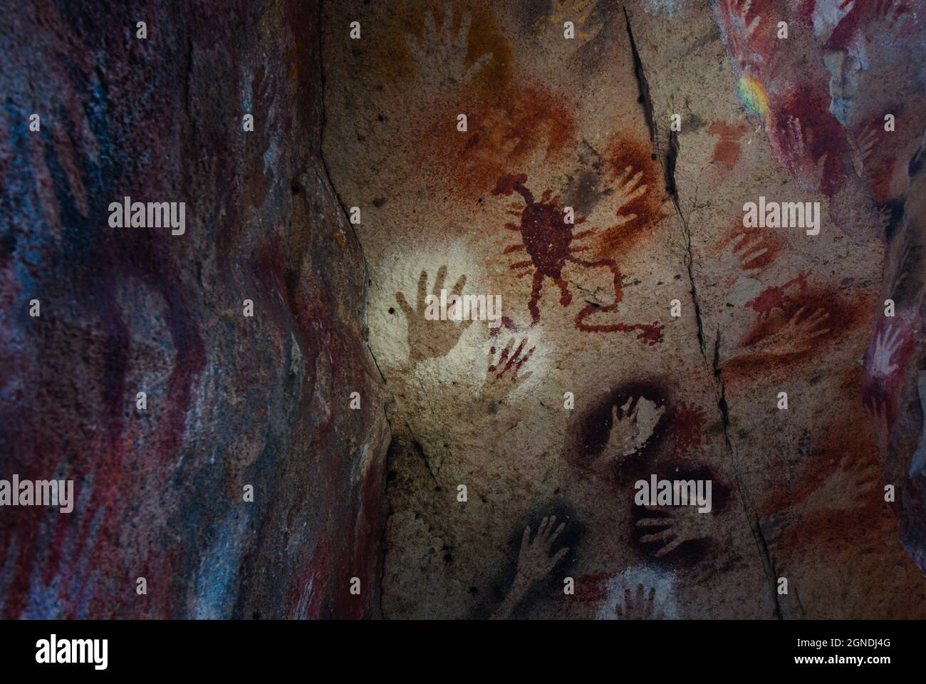 Hand stencil cave art hi-res stock photography and images - Alamy