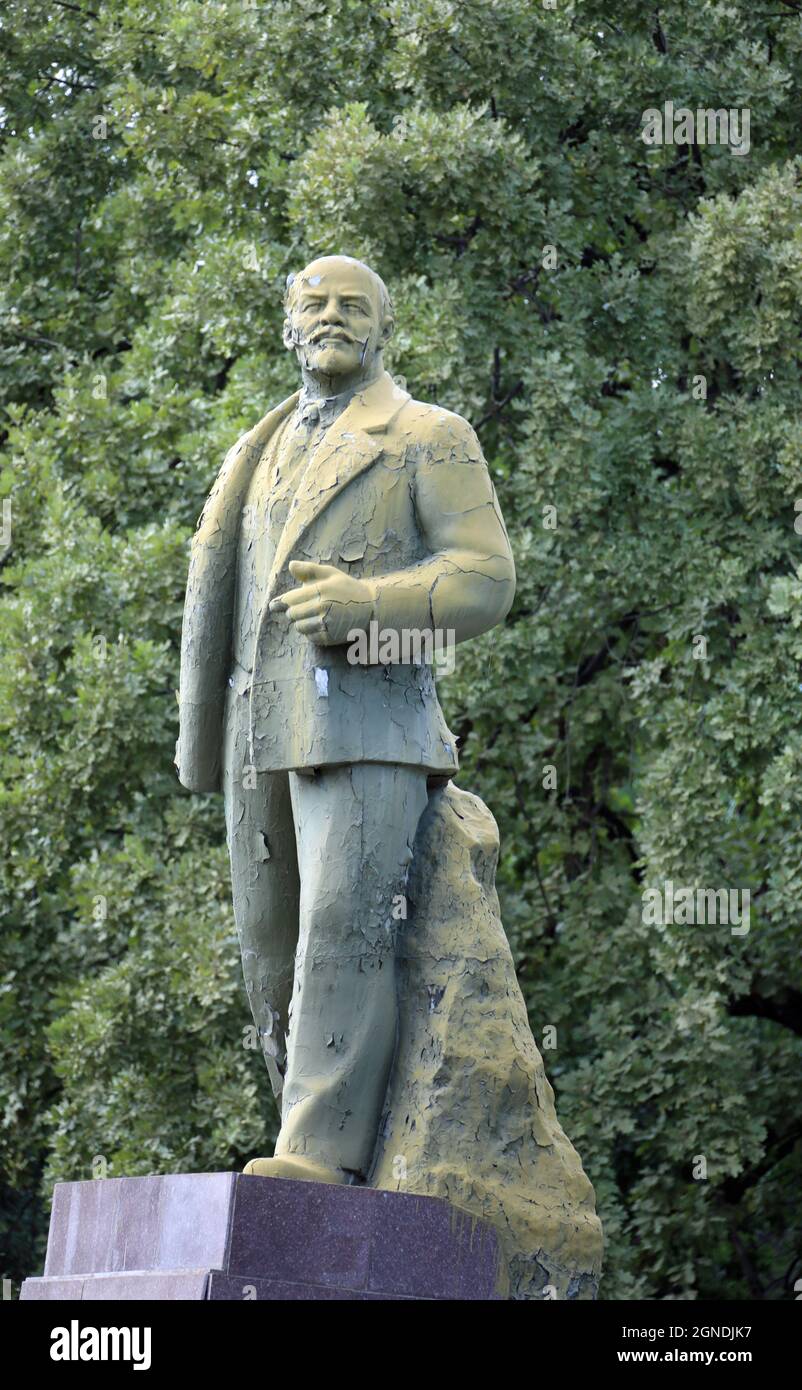 Statue of Lenin at Bender in Transnistria Stock Photo - Alamy