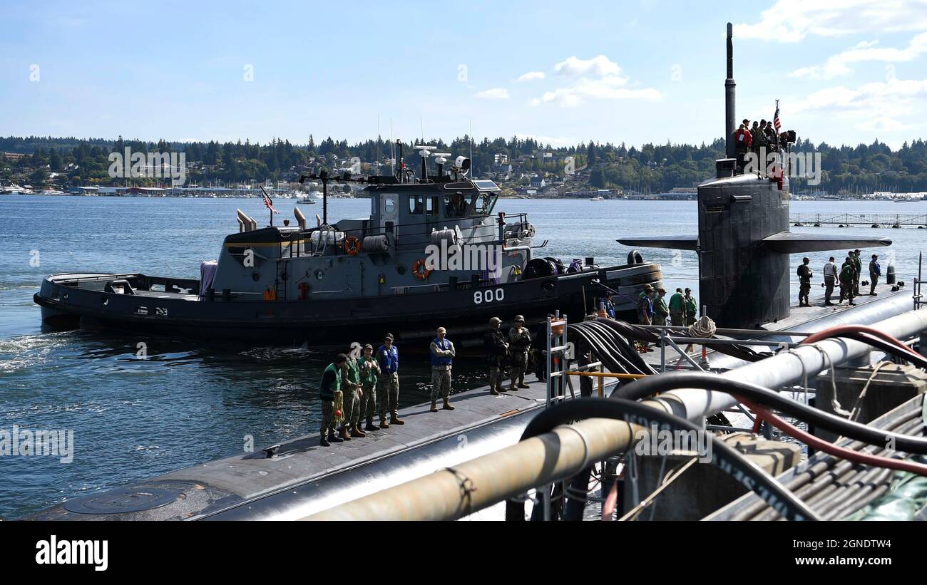 The Los Angeles-class fast-attack submarine USS Providence (SSN 719 ...