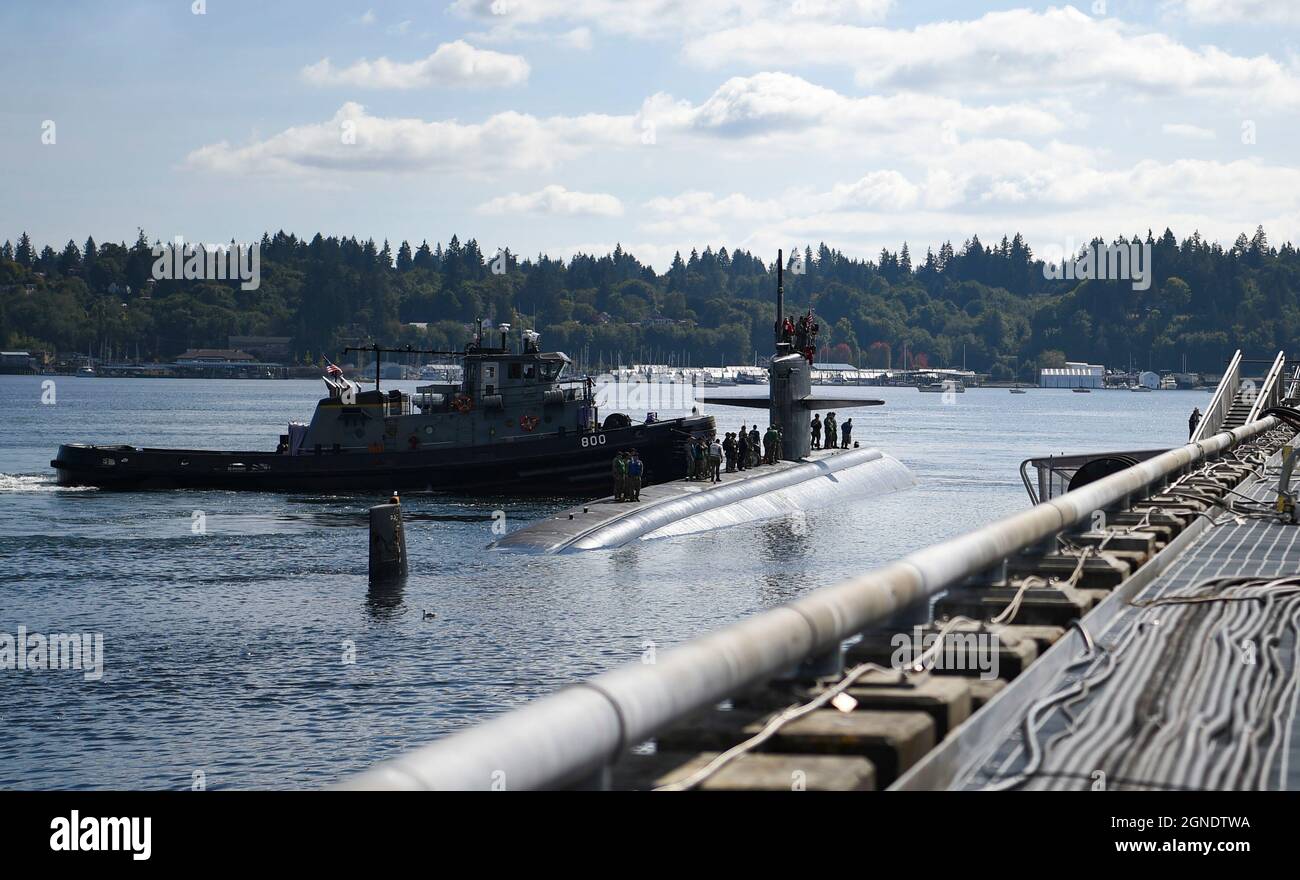 The Los Angeles-class fast-attack submarine USS Providence (SSN 719 ...