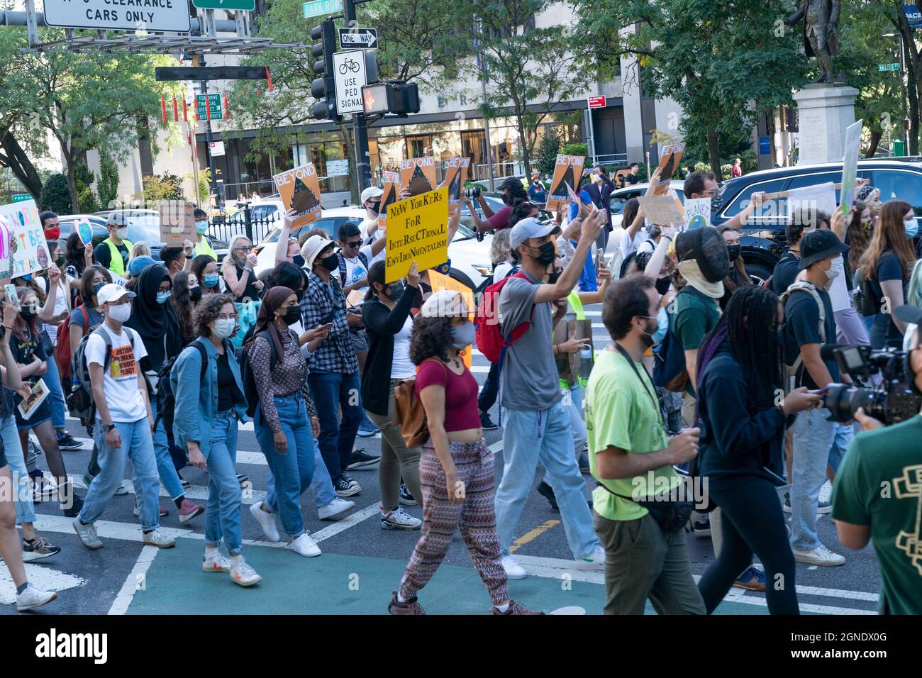 Nyc marching hi-res stock photography and images - Alamy