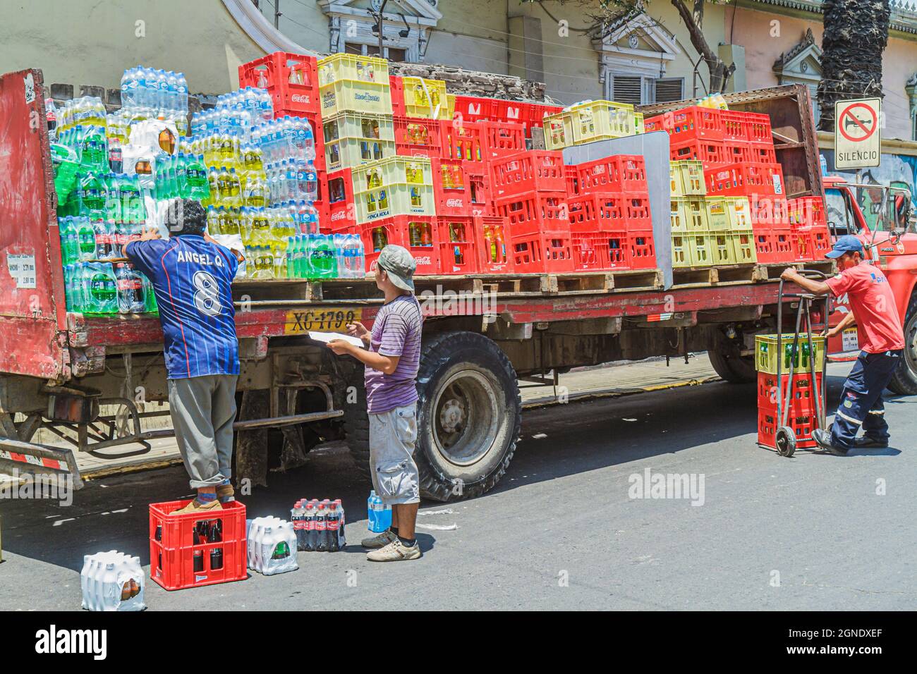 Unloading palettes hi-res stock photography and images - Alamy
