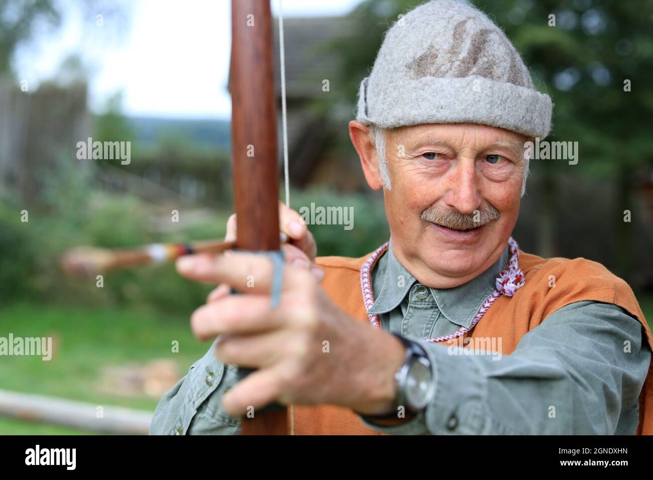Zethlingen, Germany. 24th Sep, 2021. Hartmut Albrecht tests an old ...