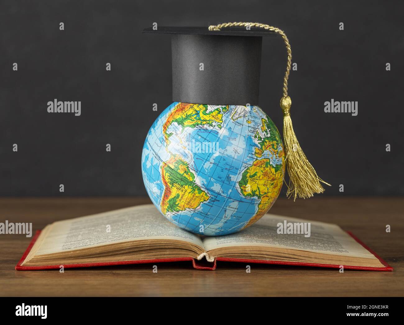 Graduation cap globe books hi-res stock photography and images - Alamy