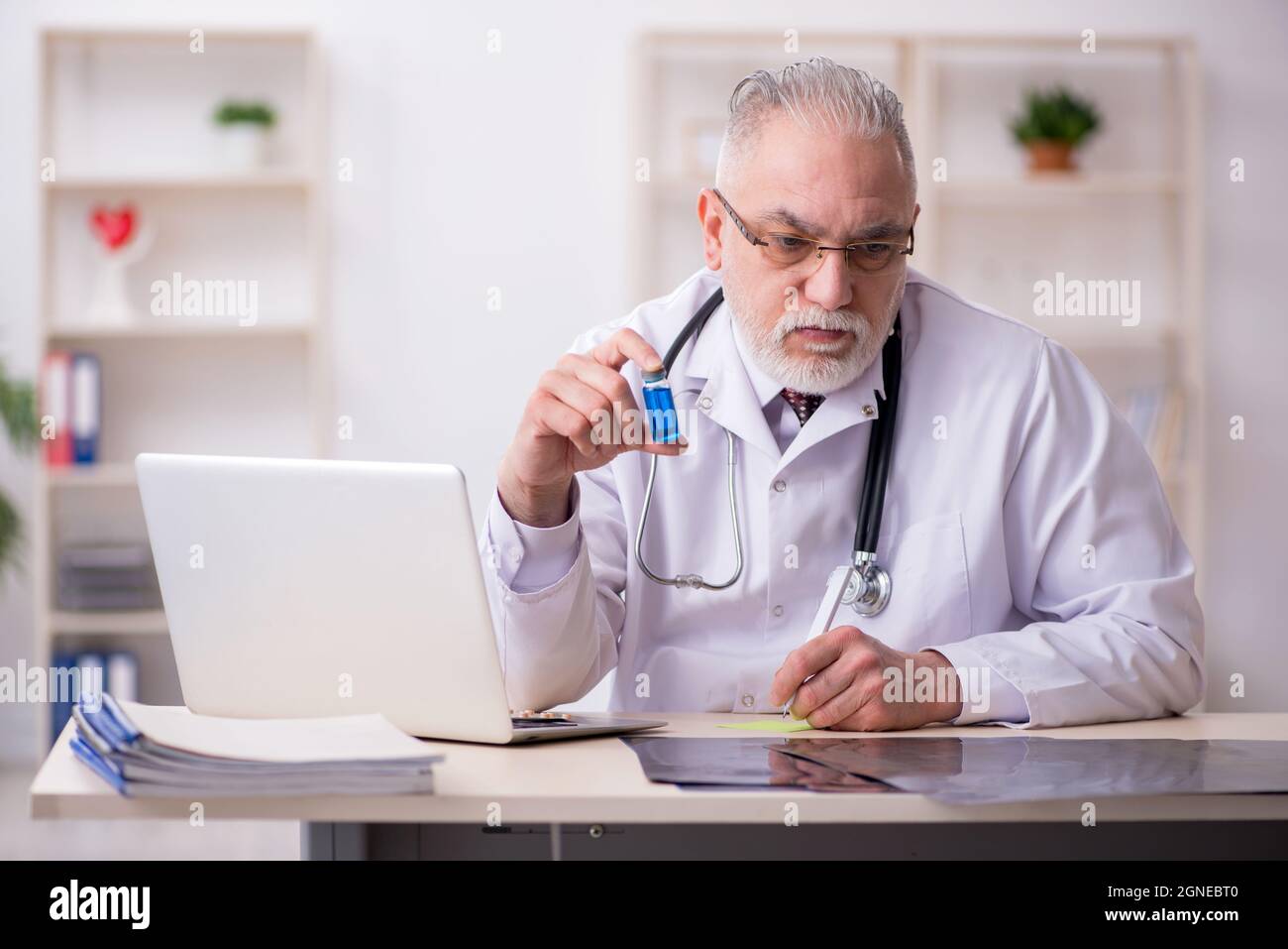Old doctor radiologist working in the clinic Stock Photo - Alamy