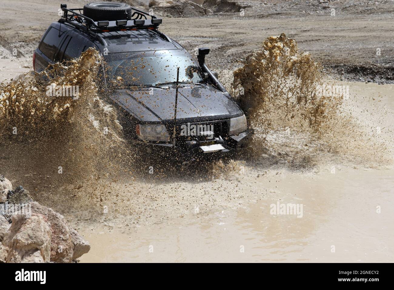 Jeep in the mud, off road racing Stock Photo - Alamy