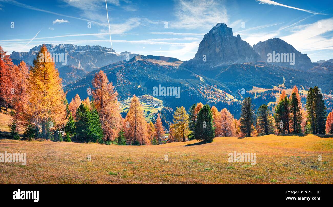 Great autumn panorama of Ambrizola mountain range. Colorful morning ...