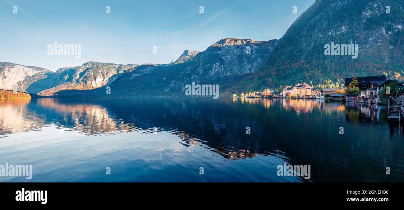 Colorful autumn panorama on Hallstatt lake. Splendid evening viev of ...