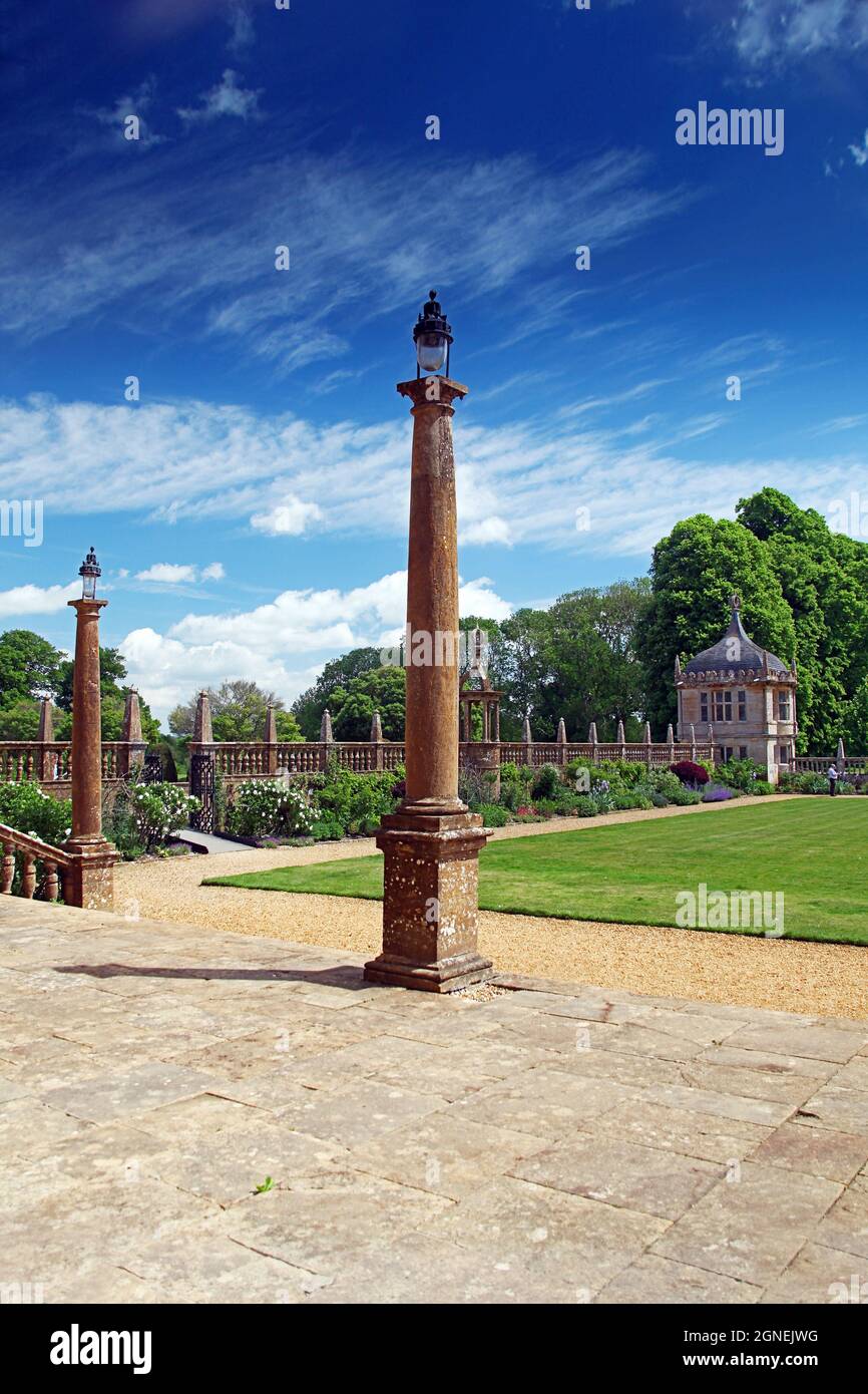 Mansion doric columns hi-res stock photography and images - Alamy