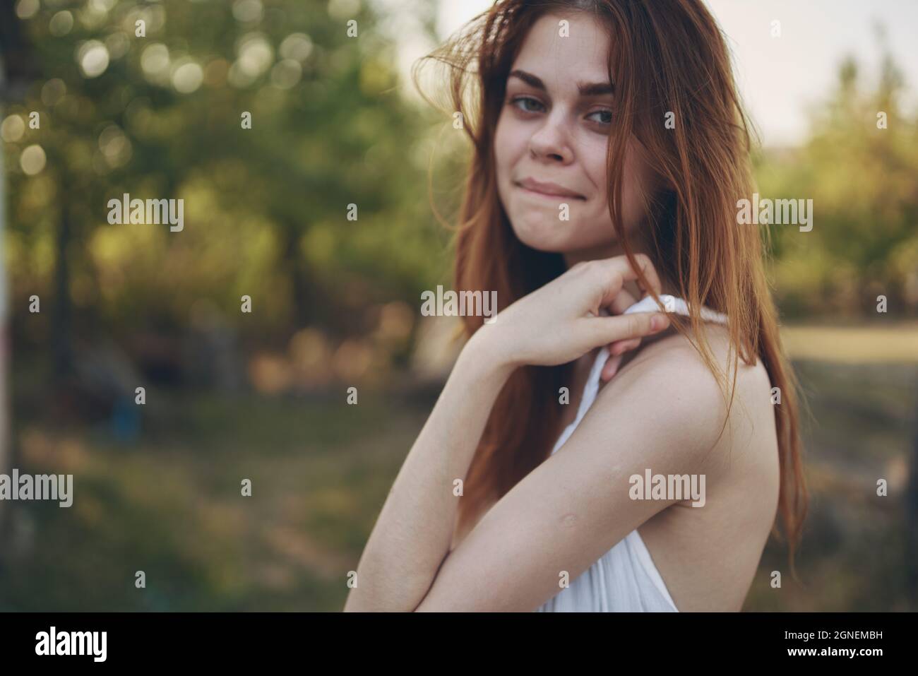 pretty woman summer countryside Sun freedom Stock Photo - Alamy