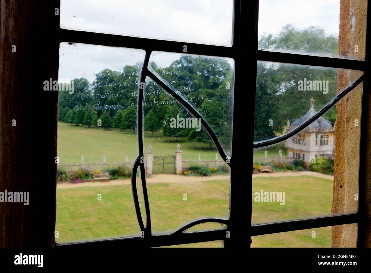 Elizabethan window hi-res stock photography and images - Alamy
