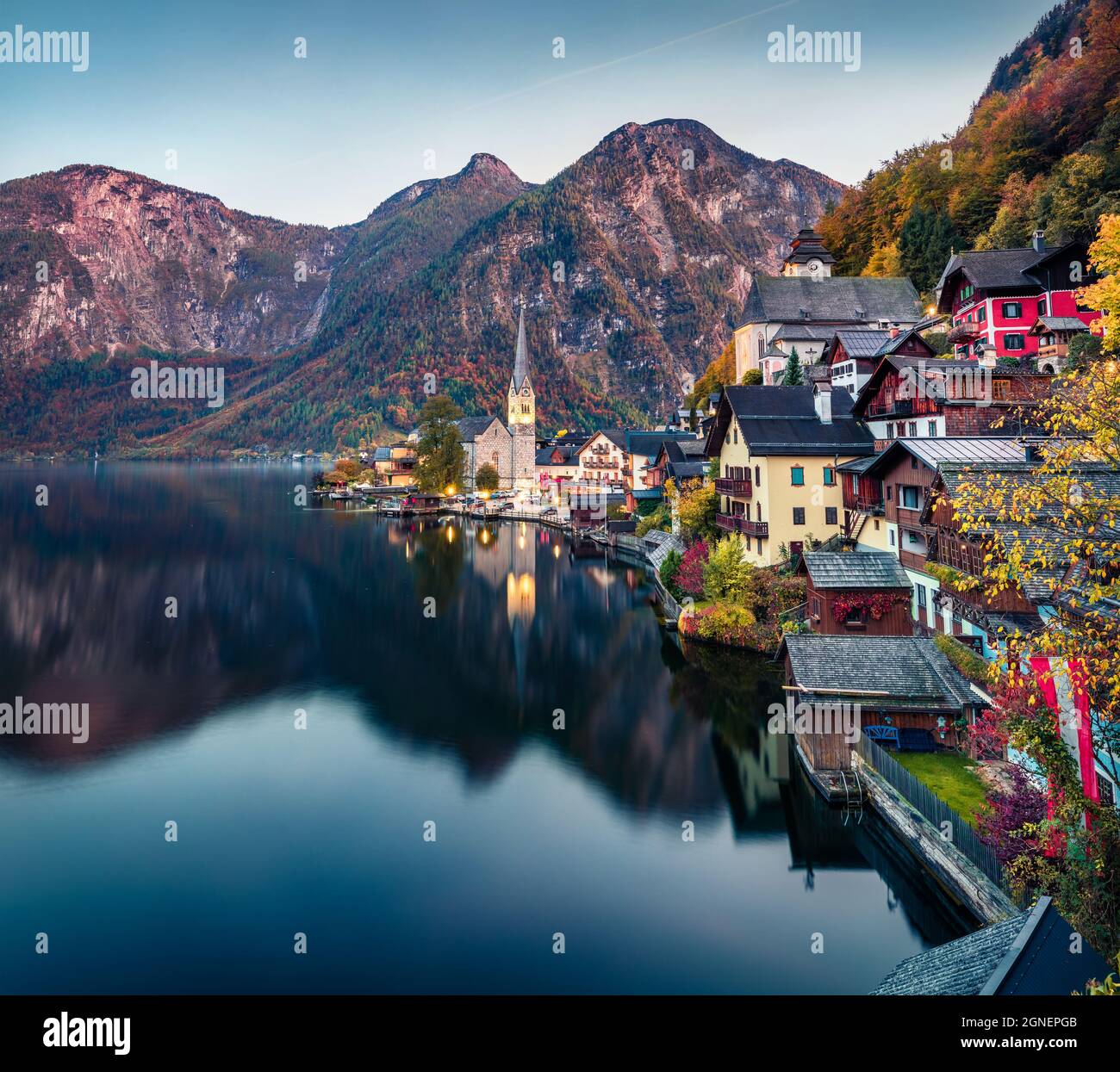 Great autumn view of Hallstatt lake. Fantastic evening scene of ...