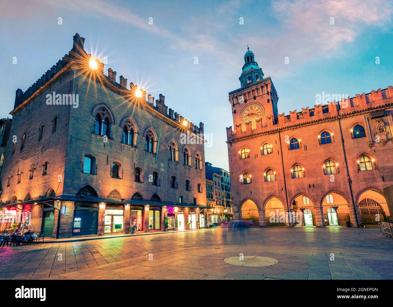 Beautiful spring sunset on main square of City of Bologna with Palazzo ...