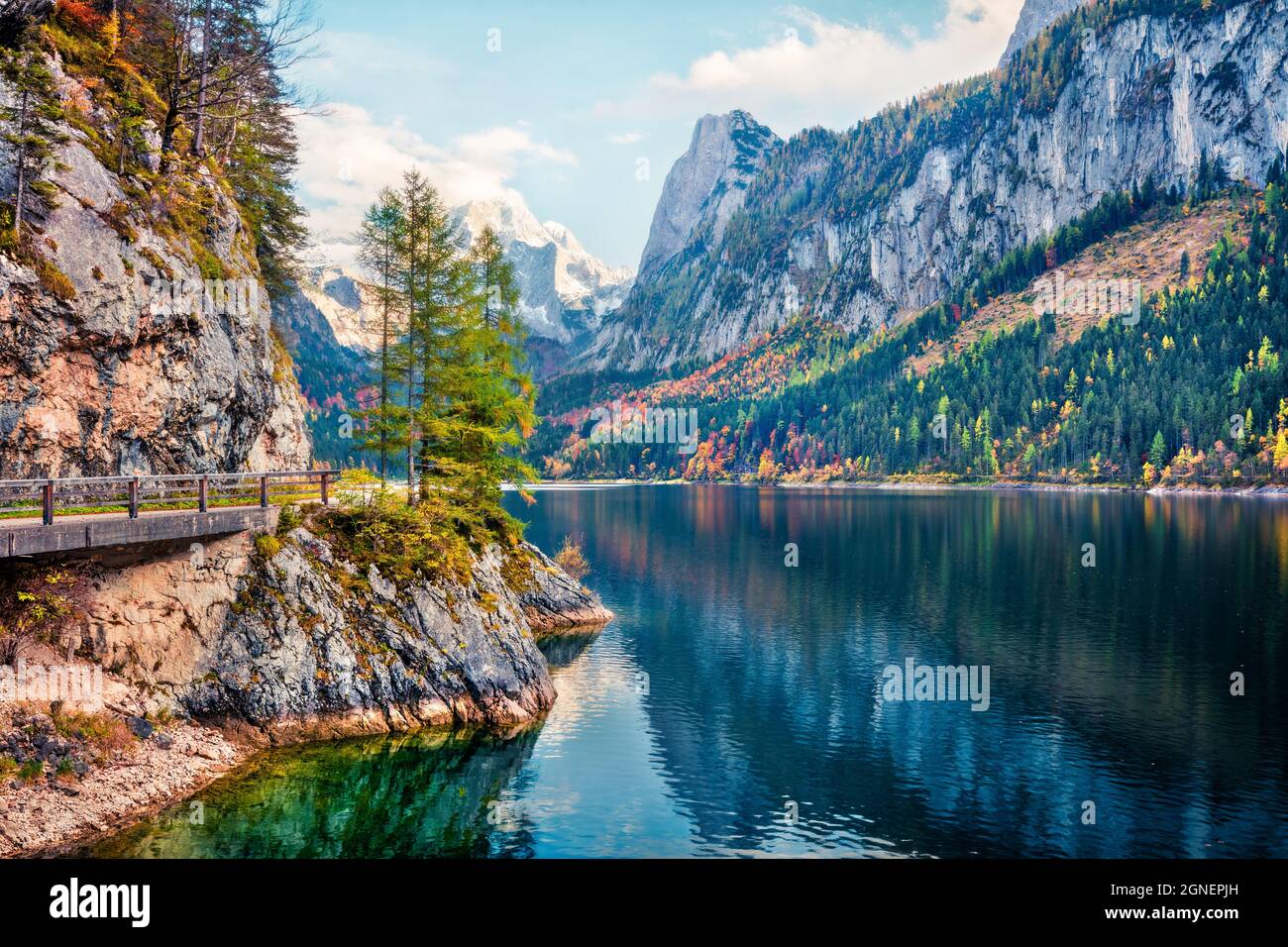 Attractive autumn scene of Vorderer ( Gosausee ) lake with Dachstein ...