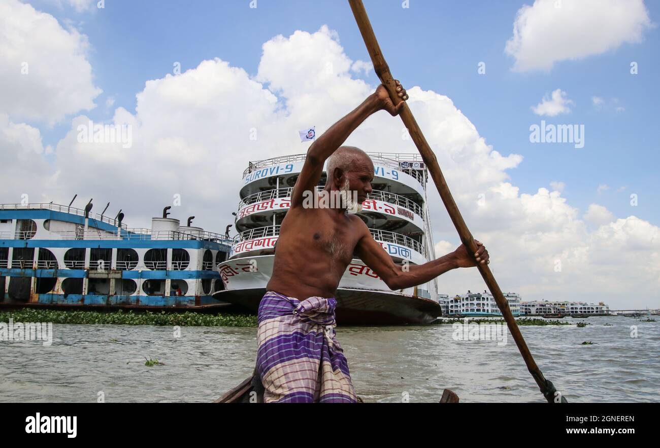 Buriganga river, Dhaka, Bangladesh : Lifestyle around the river port ...