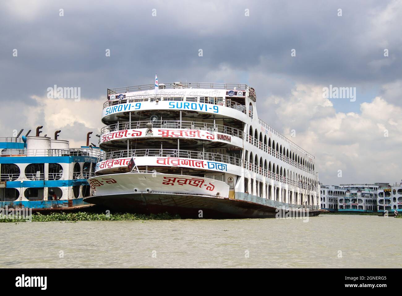 Buriganga river, Dhaka, Bangladesh : The Buriganga river is always busy ...