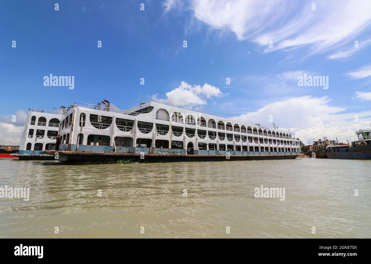 Buriganga river, Dhaka, Bangladesh : The Buriganga river is always busy with wooden boats and ...