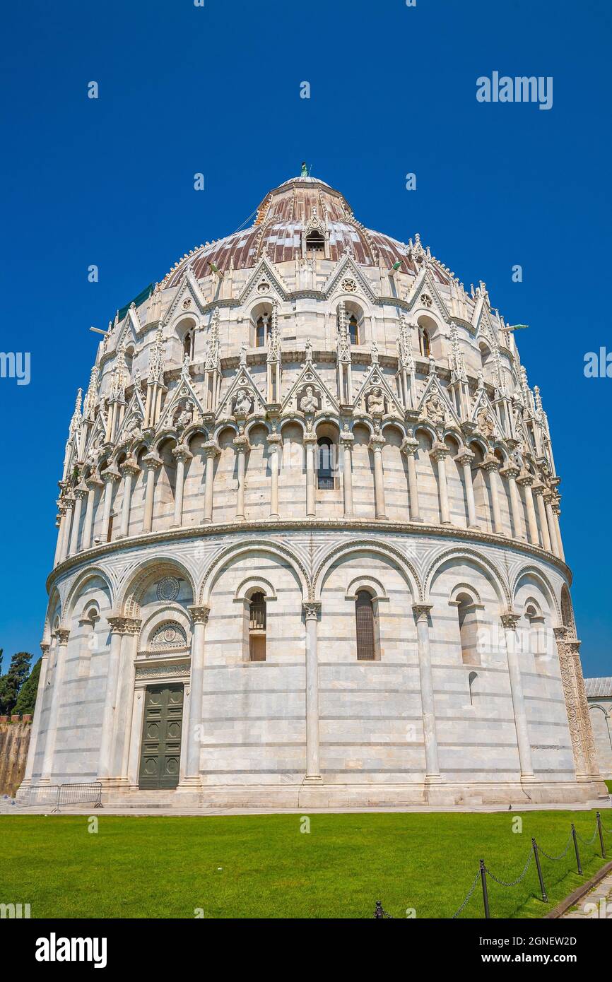 Cathedral Square (Piazza del Duomo), Pisa city downtown skyline ...