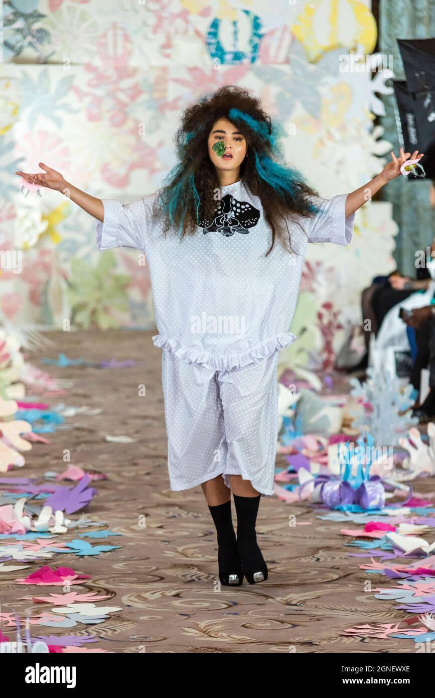 Outlandish runway fashion hi-res stock photography and images - Alamy