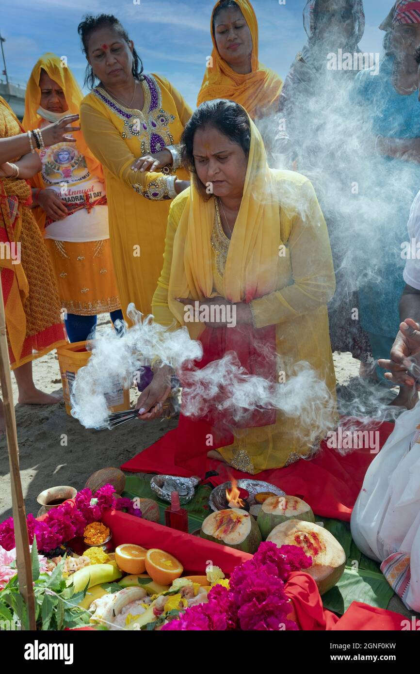Women Hindu worshippers make offerings to their gods & goddesses at a ...