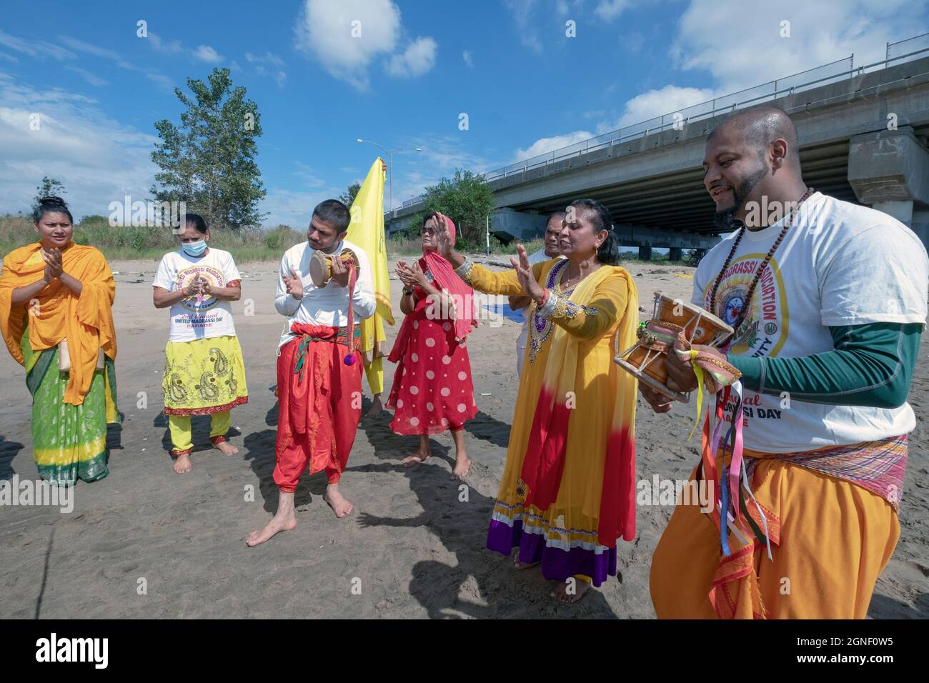 Hindu drumming hi-res stock photography and images - Alamy