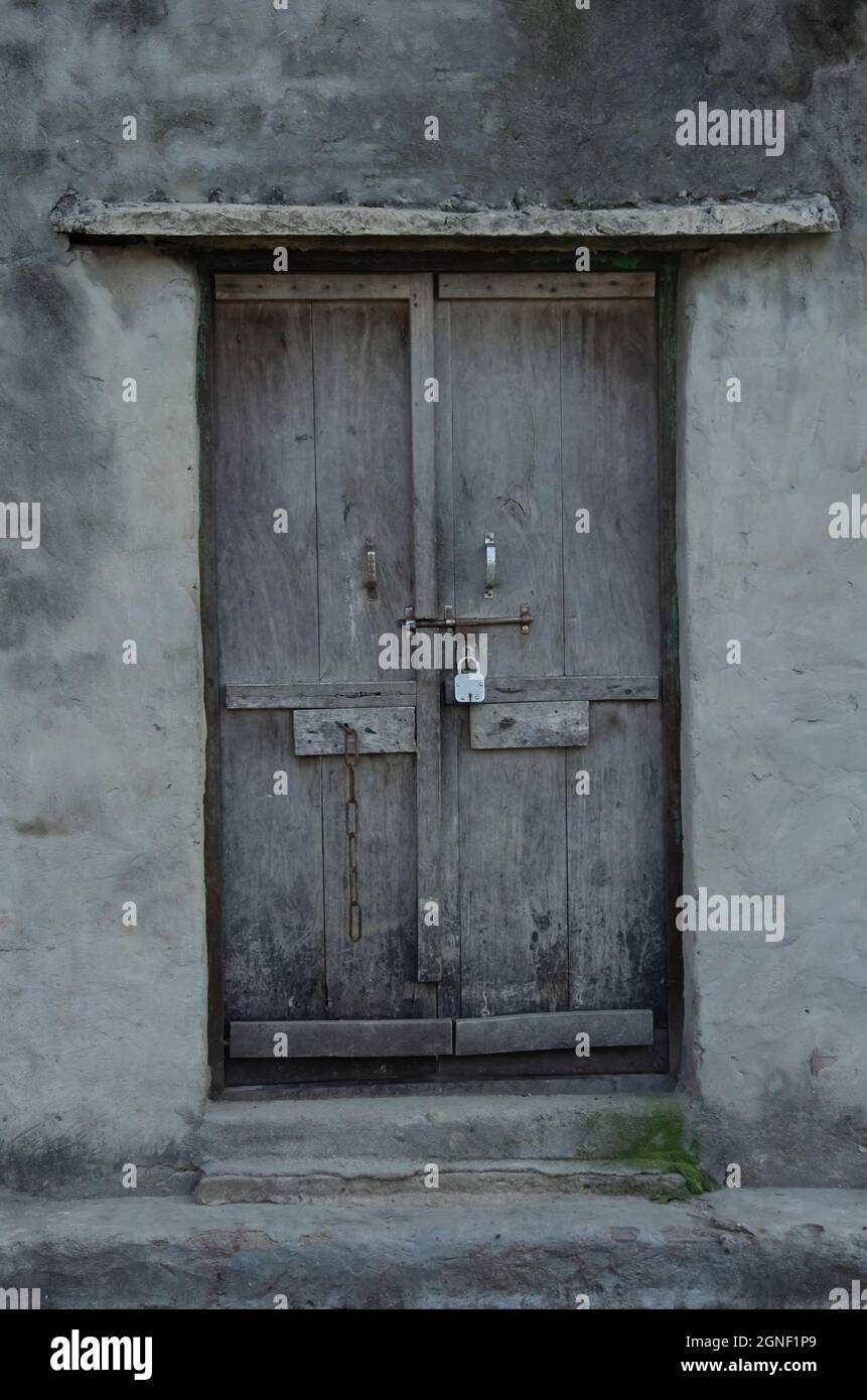 Old style gate lock hi-res stock photography and images - Alamy