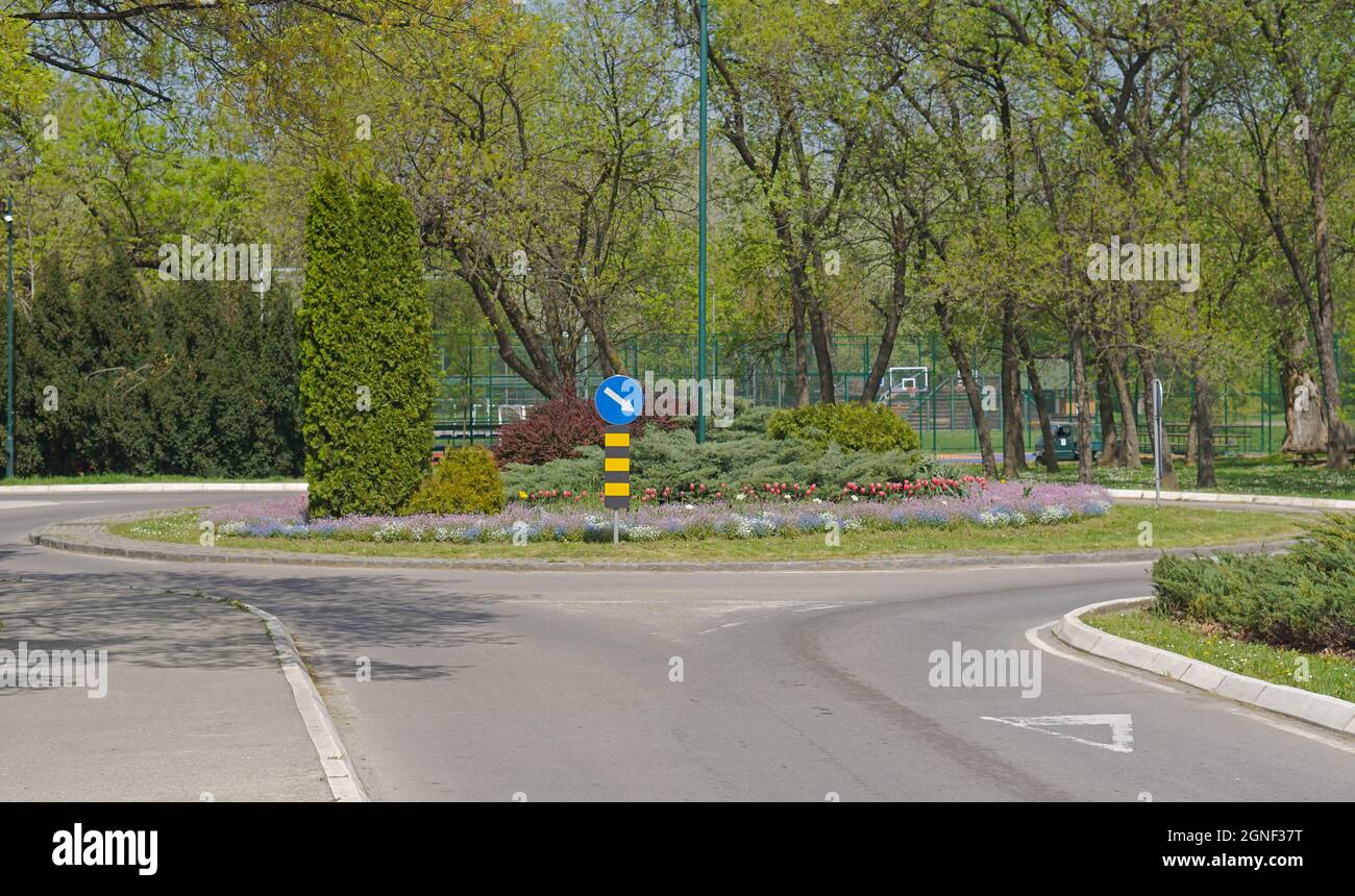 Empty roundabout street intersection in green park Stock Photo - Alamy