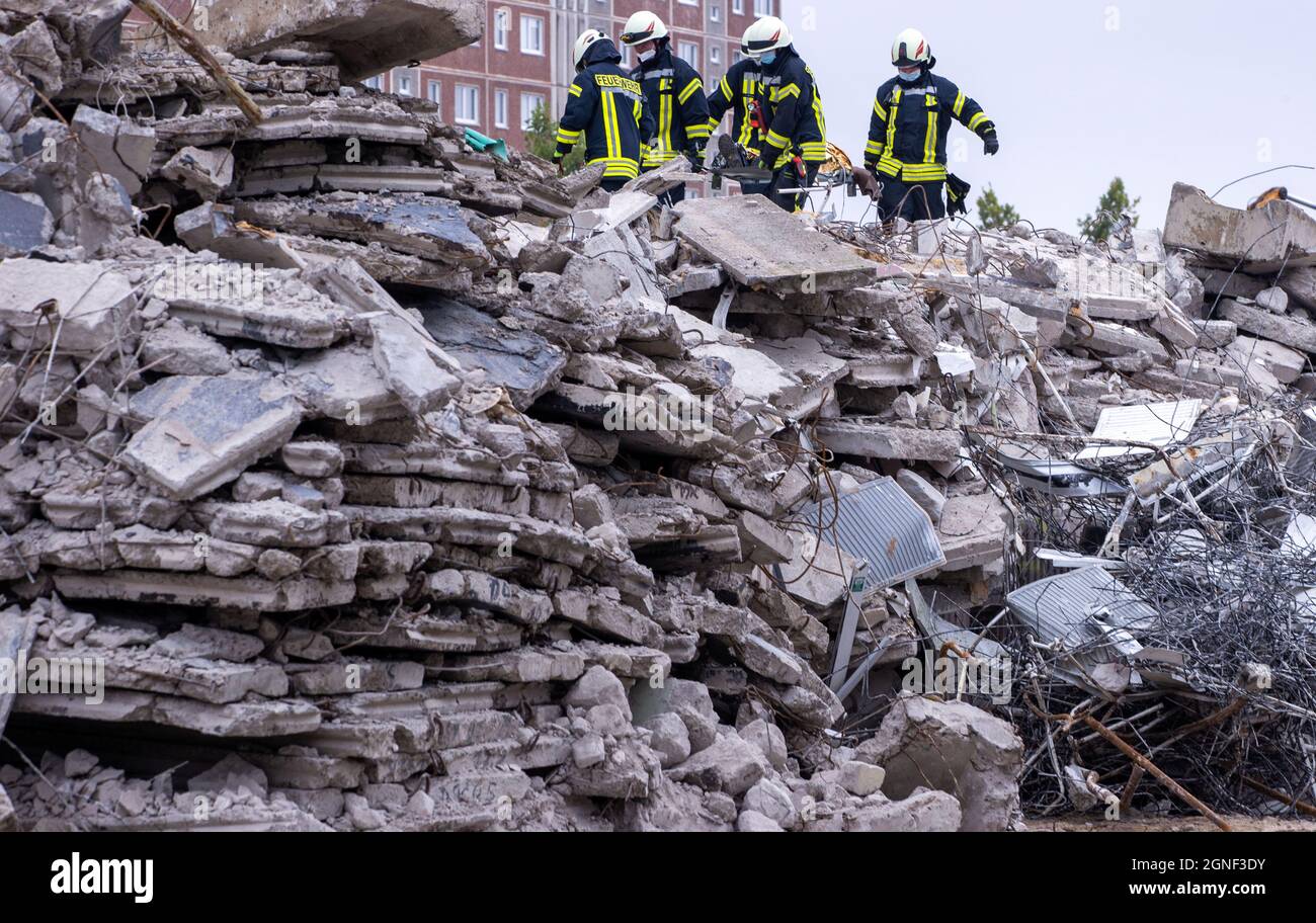 Schwerin, Germany. 25th Sep, 2021. Firefighters carry victims found on ...