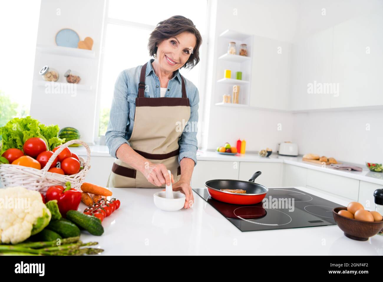 Lady cook hi-res stock photography and images - Alamy