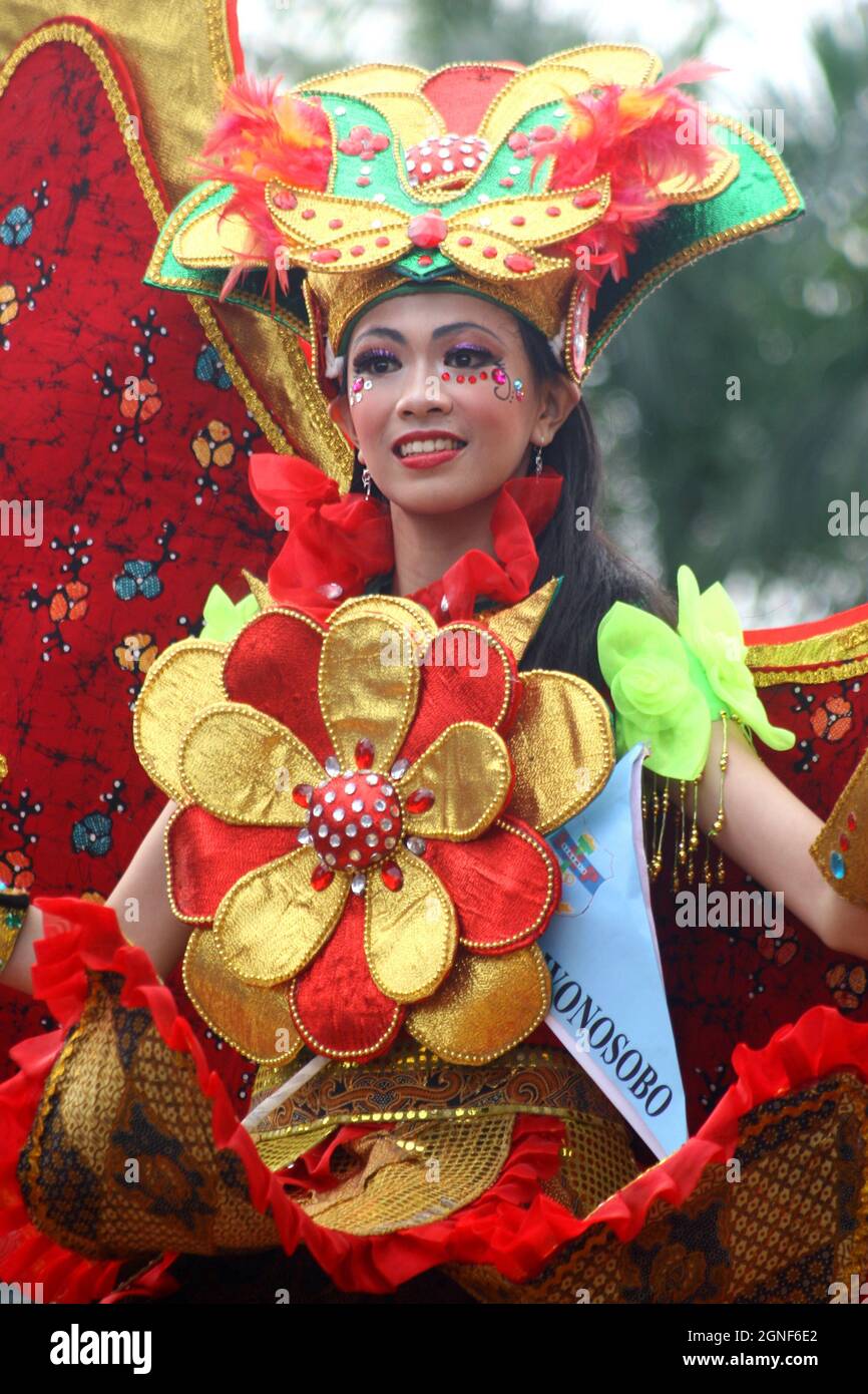 Carnival fashion show hi-res stock photography and images - Alamy