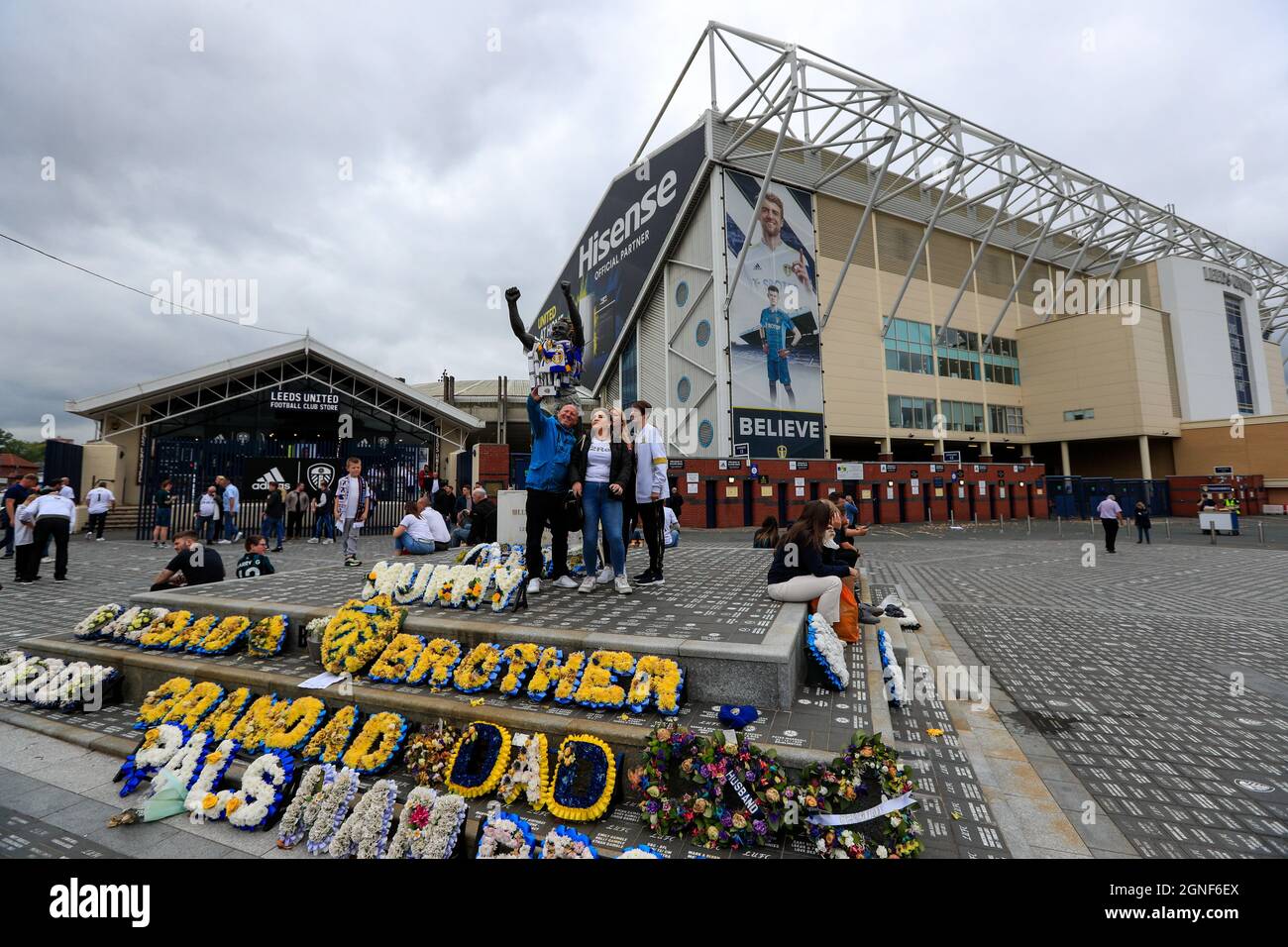Leeds, UK. 25th Sep, 2021. Fans gather to have their pictures taken ...