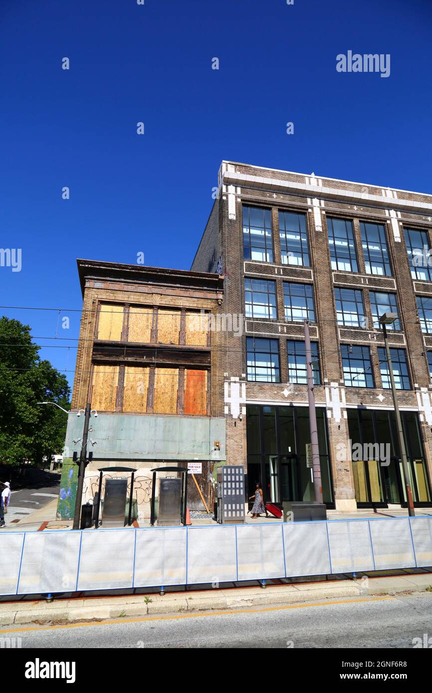 African woman next building hi-res stock photography and images - Alamy