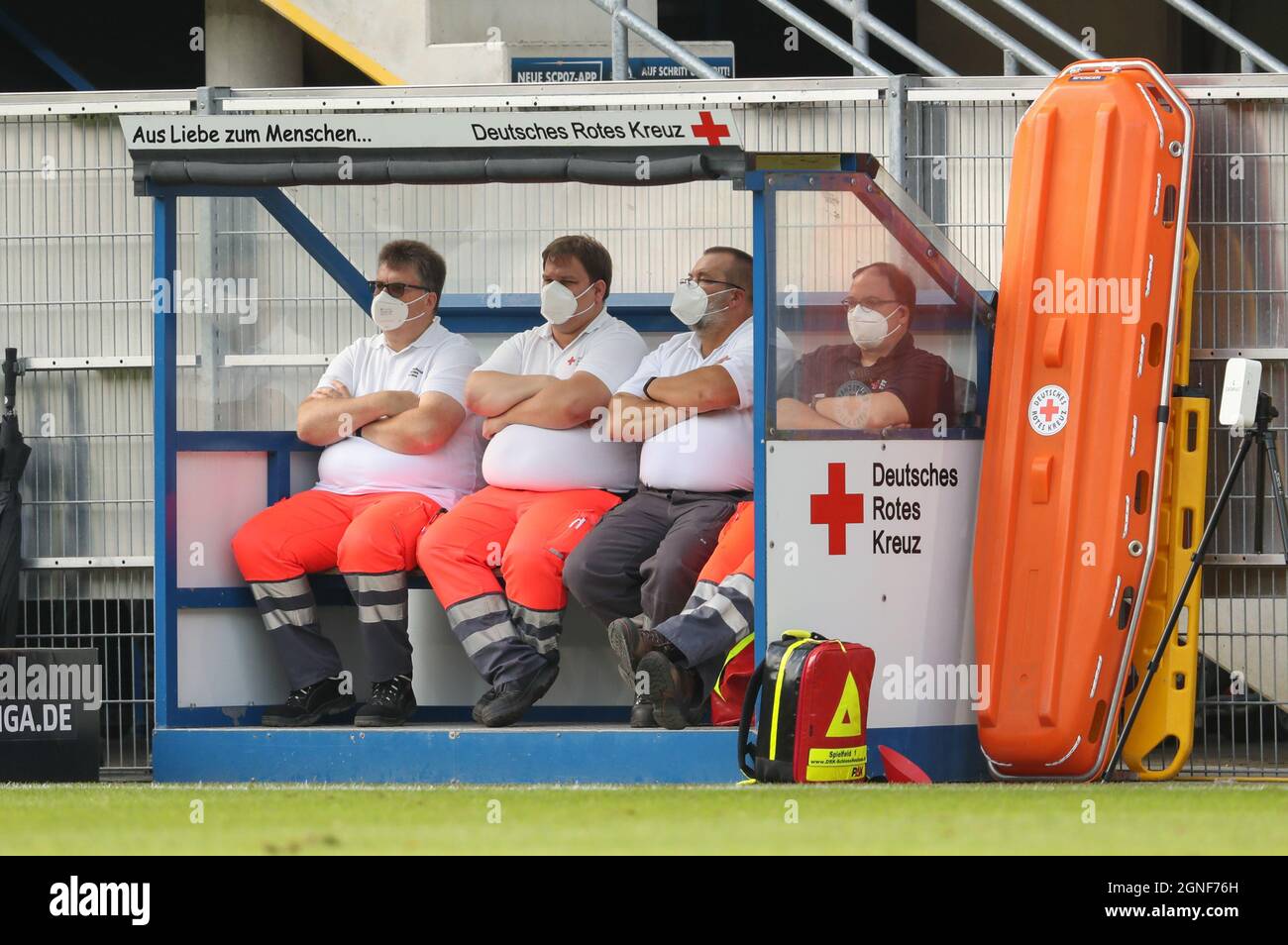 Group red cross paramedics hi-res stock photography and images - Alamy