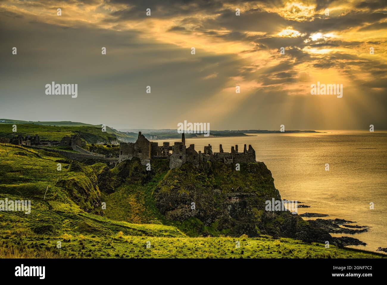 Famous tourist attraction dunluce castle hi-res stock photography and ...