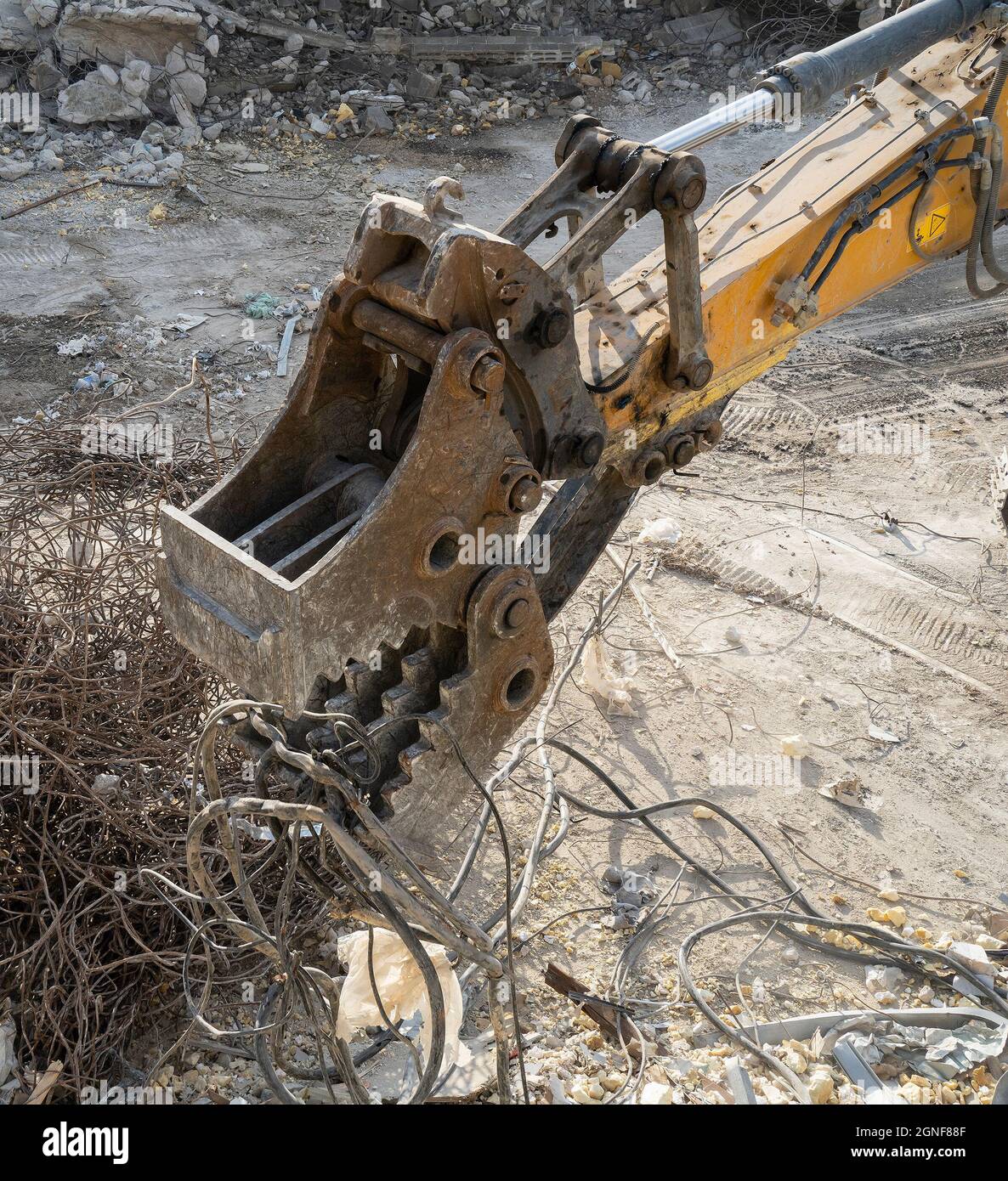 Demolition waste disposal using an excavator with a hydraulic grapple ...