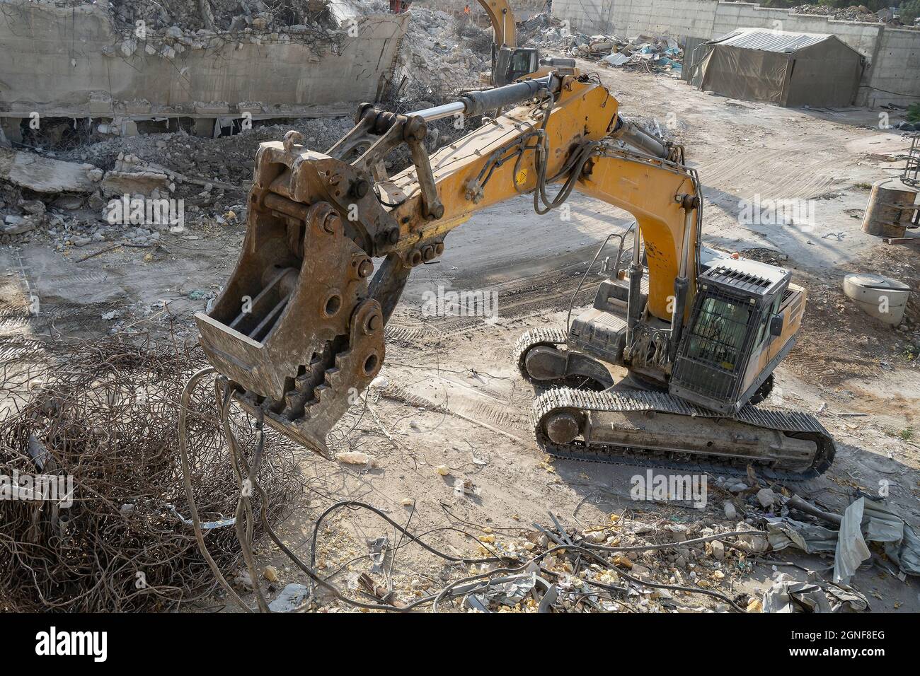 Mechanical grab demolition hi-res stock photography and images - Alamy