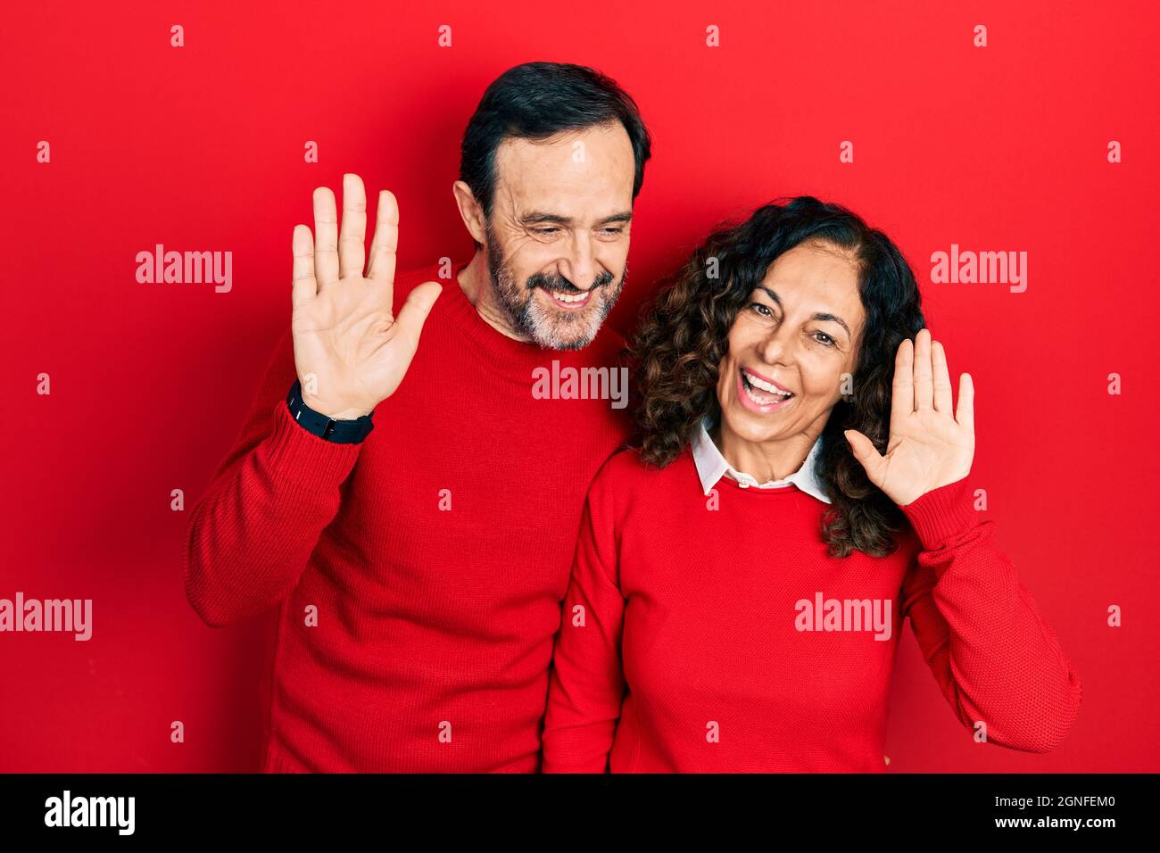 Couple hugging saying goodbye hi-res stock photography and images - Alamy