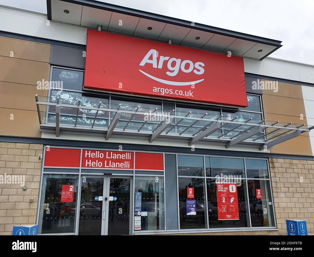 Argos shop sign hi-res stock photography and images - Alamy